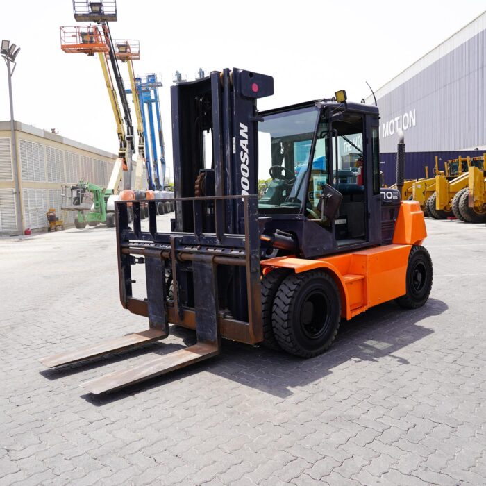 2015 Doosan D70S-7 13600 lb 6.2 Ton Pneumatic Tire Forklift - Equipment