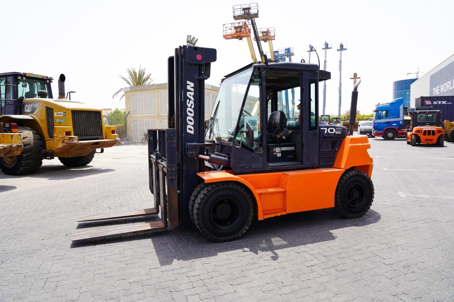 2015 Doosan D70S-7 13600 lb 6.2 Ton Pneumatic Tire Forklift - Equipment