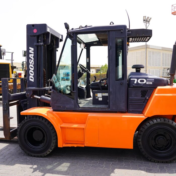 2015 Doosan D70S-7 13600 lb 6.2 Ton Pneumatic Tire Forklift - Equipment