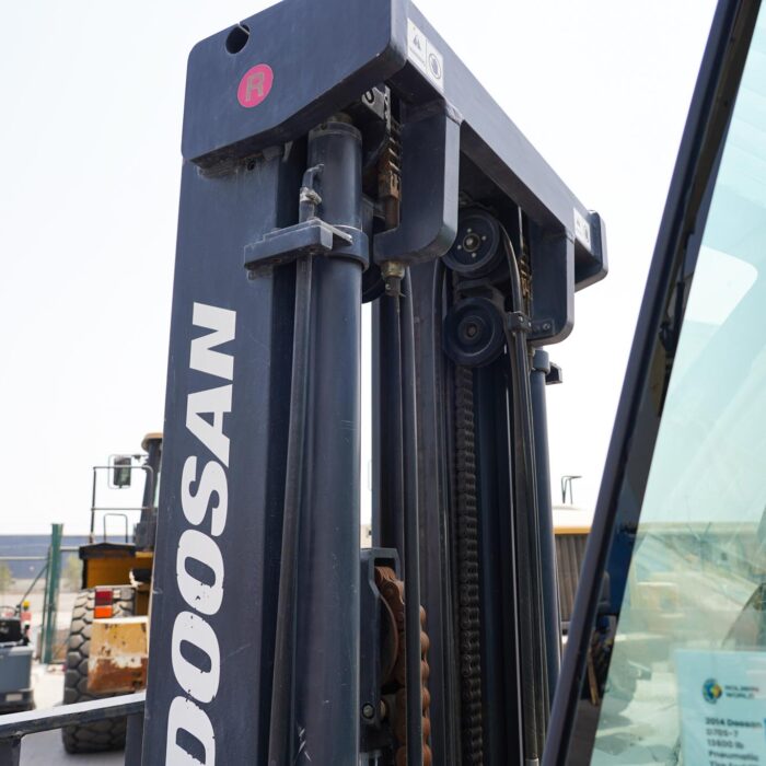 2015 Doosan D70S-7 13600 lb 6.2 Ton Pneumatic Tire Forklift - Equipment