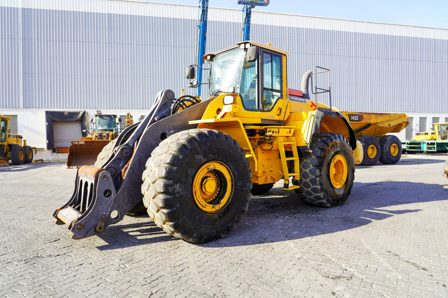 2012 VOLVO L220G Wheel Loader - Equipment