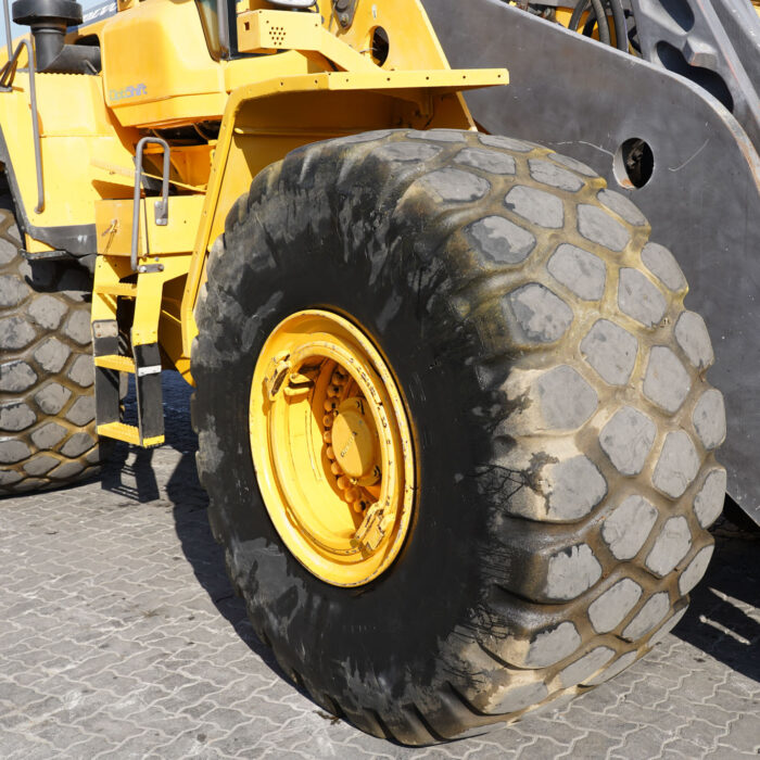 2012 VOLVO L220G Wheel Loader - Equipment